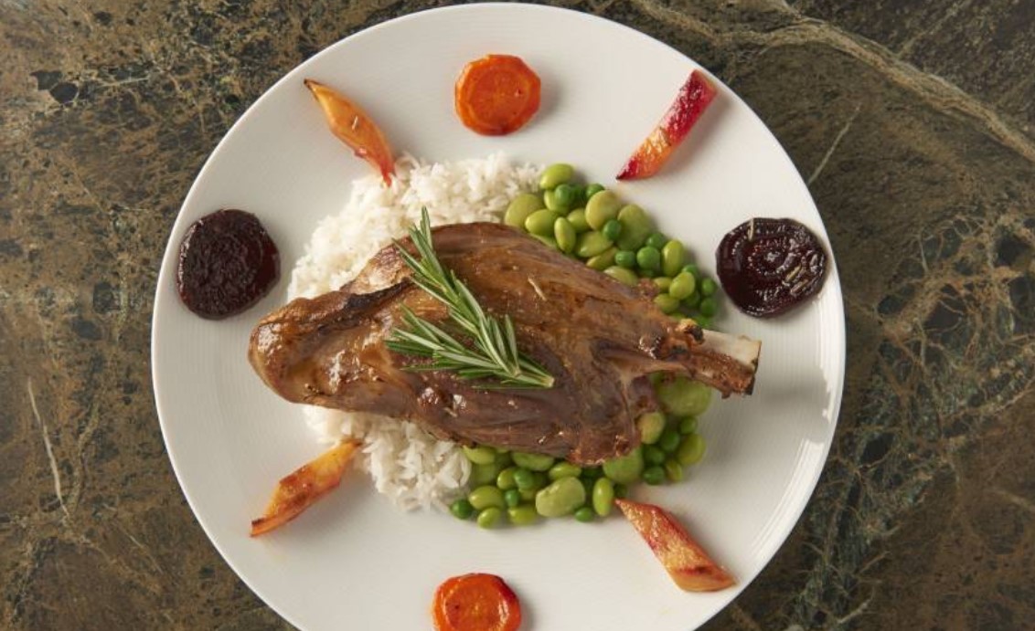 Koosjer recept: Gestoofde lamsschenkel met gestoomde rijst en bonen ...